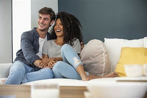 Tại sao con trai thích sờ bụng con gái hơn các bộ phận khác