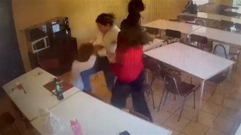 Video Cámaras De Seguridad Captan Golpiza De Apoderada A Directora