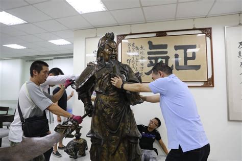 侯辦關公刀「砰」墜地 命理師：關公看不下去 蕃新聞