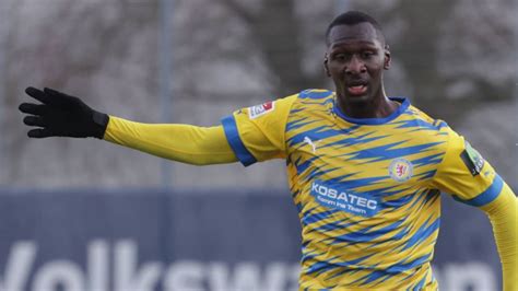 Bonga stürmt für Eintracht Braunschweig kicker
