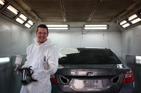 자동차 정비사 페인팅 자동차 수리공 페인트 챔버에서 보호 작업복 및 인공 호흡기 페인팅 차체 기술자에 대한 스톡 사진 및 기타 이미지 Istock