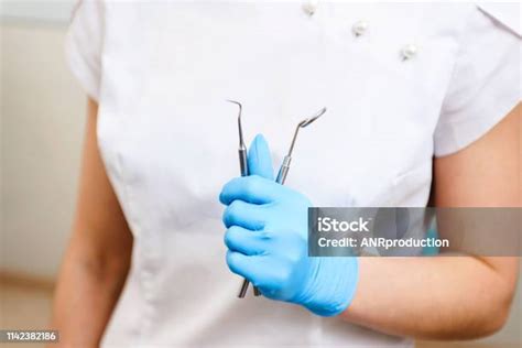 여성 치과 의사는 도구와 라텍스 장갑으로 덮여 흰색 배경 위에 고립 매크로를 닫습니다 치과 구강 의학 개념 수술 장갑에 대한 스톡 사진 및 기타 이미지 Istock