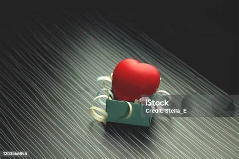 발렌타인 데이 컨셉에 선물로 사랑을 주는 검은 색 나무 테이블에 파쇄 된 종이와 파란색 선물 상자에 빨간 마음 갈색에 대한 스톡