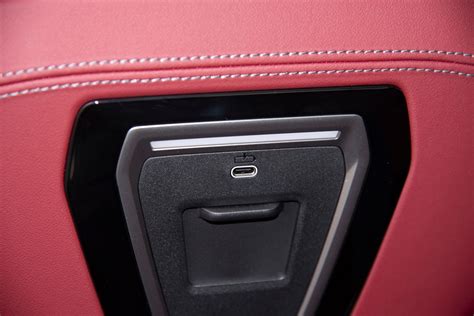 【宝马5系525li M运动套装后排 第二排 充电口图片 汽车图片大全】 易车