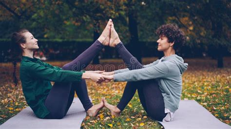 Chicas Atractivas Haciendo Ejercicios De Yoga En Pareja Agarrando Las