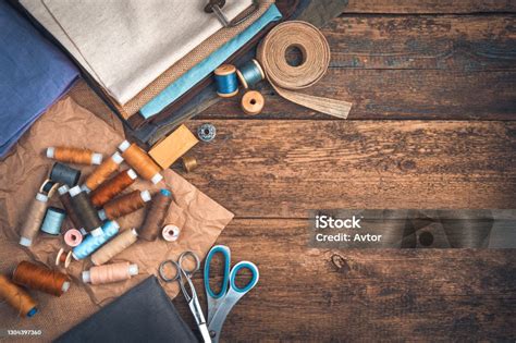 나무 배경에 리본이 달린 다양한 색상의 실과 직물 가위 및 골무 0명에 대한 스톡 사진 및 기타 이미지 0명 가위 갈색 Istock