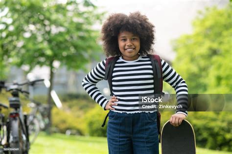 공원에서 스케이트보드를 즐기는 여름 여학생에서 스케이트보드를 타고 즐거운 시간을 보내는 소녀 8 9 살에 대한 스톡 사진 및 기타 이미지 Istock