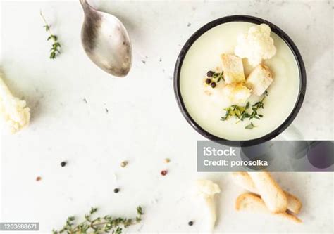 신선한 콜리플라워 백리향 빵으로 장식한 콜리플라워 크림 수프를 곁들인 컵 가을 이나 겨울 편안한 음식입니다 건강한 저녁 식사 수프에 대한 스톡 사진 및 기타 이미지 Istock