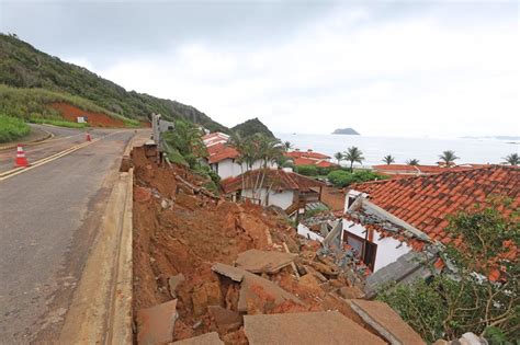 Muro desaba sobre casas em Búzios após fortes chuvas prefeitura toma medidas de segurança