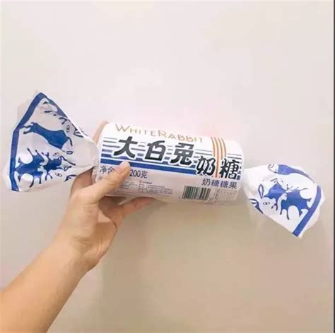 一只白兔糖兄弟相亲一只白兔糖大山谷图库
