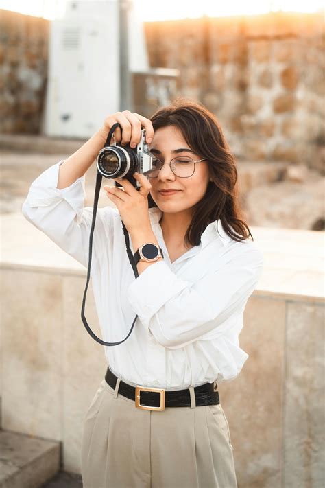 Бесплатные стоковые фото на тему белая рубашка винтажная камера город городская обстановка