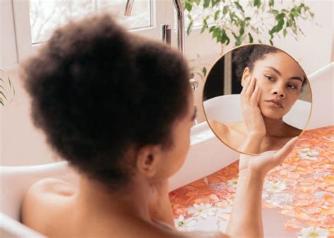 Ask A Dermatologist 5 Acne Myths That Just Arent True Honeycombers