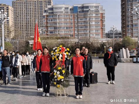 缅怀革命先烈建设路小学师生赴革命烈士纪念馆开展主题教育活动少先队员全体纪念碑