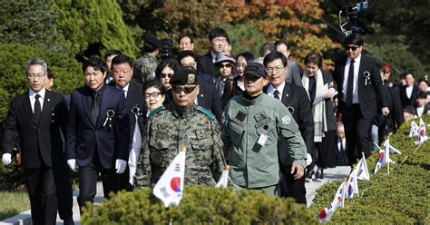 박정희 서거 40주기 묘소로 향하는 박근령·신동욱