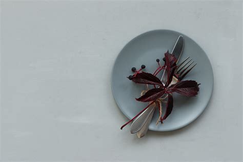 테이블 설정 및 보라색 소녀 회색 나무 배경에 포도 잎 맨 위 보기 플랫 레이 가을 수확 또는 추수 감사절 축 하 개념입니다