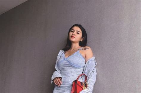Berita Harian Profil Dan Biodata Kartika Wijaksana Istri Komika Uus