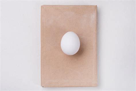 1 개의 흰 계란입니다 배경오래 된 크 래 프 트 커버에 책입니다 1에 대한 스톡 사진 및 기타 이미지 1 4월 건강한 생활방식 Istock