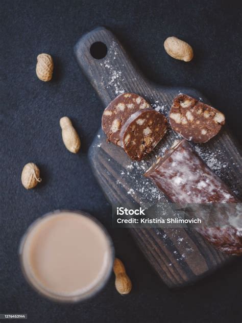 어두운 배경에 초콜릿 살라미 소시지 쿠키 버터 코코아 우유로 만든 수제 디저트 0명에 대한 스톡 사진 및 기타 이미지 0명 가루 설탕 갈색 Istock