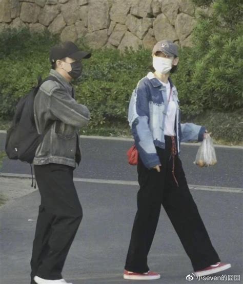 杨幂前任刘恺威恋情实锤与李晓峰出门做核酸搂着新女友很开心 李晓峰 刘恺威 杨幂 新浪新闻