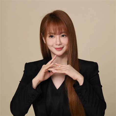 이 운동 왜 이렇게 좋을까 🔽 벽 앞에서 팔꿈치를 고정하고 상체를 눌러주는 이 동작은 단순한 어깨 스트레칭을 넘어서 광배근