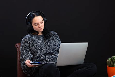 노트북과 헤드폰을 들고 앉아 집에서 원격으로 작업하는 젊은 프리랜서 여성 개념에 대한 스톡 사진 및 기타 이미지 개념 거리가 먼 검은색 Istock