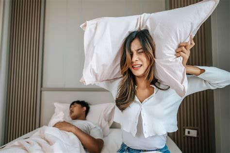 Hermosa Mujer Joven Durmiendo En La Cama Foto Gratis