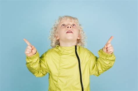 푸른 스튜디오 배경에 고립 된 아름다운 백인 어린 소년의 초상화 4 5세에 대한 스톡 사진 및 기타 이미지 4 5세 감정