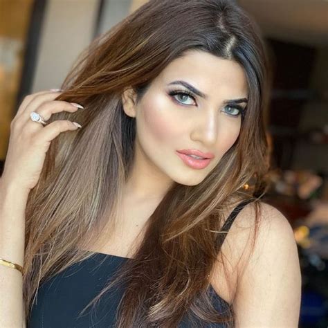 Beauty Influencer Guneet Virdi Sizzles In Her Viral Internet Pics
