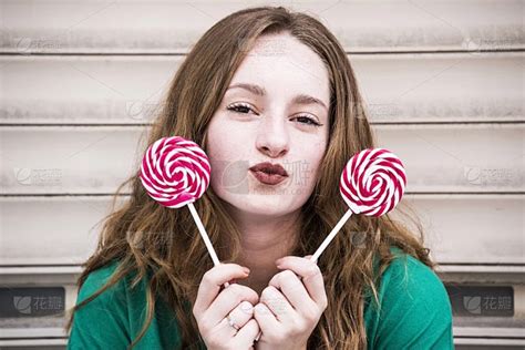 可爱的年轻潮女跟棒棒糖玩得很开心。图片 其他图片图片素材 花瓣网
