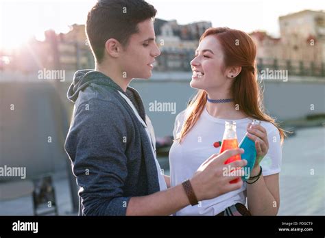 Pareja Joven Fotograf As E Im Genes De Alta Resoluci N Alamy