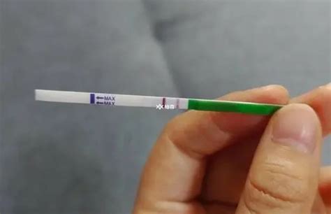 验孕棒一深一浅原来是假阳性是不是怀孕看完几率就知道 柚喜问答