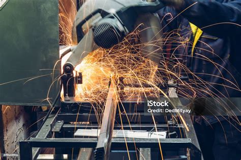 금속 공장에서 전기 원형 분쇄기입니다 작업자 인하 금속 닫습니다 강철 또는 철 부품을 연 삭 하는 동안 불꽃 강철에 대한 스톡 사진 및 기타 이미지 Istock