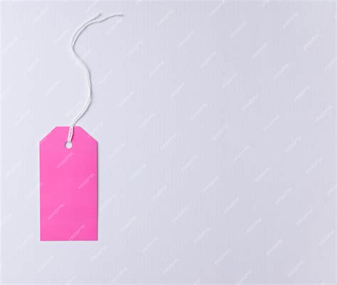 Etiqueta De Cartón Rosa Vacía Sobre Un Fondo Rosa De Cuerda Blanca