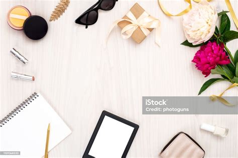 여성 아이템으로 만든 상단보기 프레임 전자 책 종이 메모장 지갑 안경 화장품 모란 꽃 여성 스러운 액세서리 홈 오피스 책상 개념으로 최소한의 플랫 레이 스타일 구성 공간을