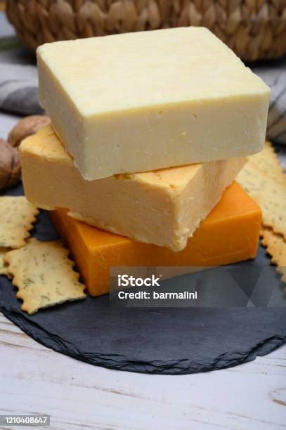 레스터셔 치즈 또는 레드 레스터와 성숙한 체다 젖소 우유로 만든 다양한 영국 하드 치즈 0명에 대한 스톡 사진 및 기타 이미지 0명 델리카트슨 레스터 Istock