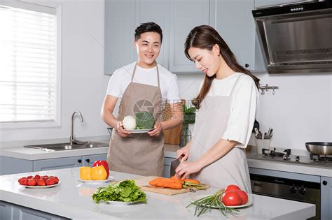 丈夫和妻子做饭高清图片下载 正版图片501225235 摄图网