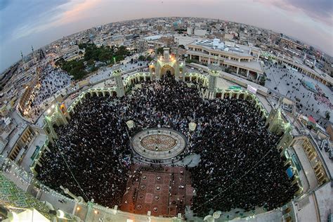 آیین تعویض پرچم گنبد حرم حضرت معصومهسبرگزار شد