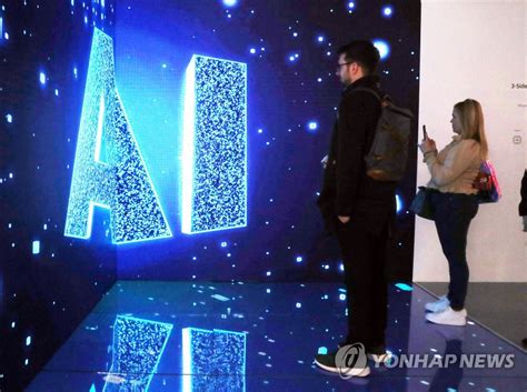 Mwc 2023 Kt 부스 둘러보는 관람객 연합뉴스