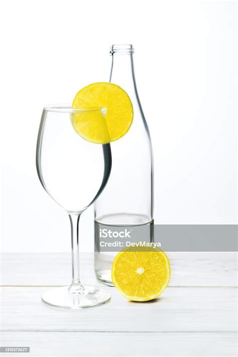 레몬과 물 병과 와인 잔 레모네이드가 테이블에 놓입니다 신선한 레몬 주스 0명에 대한 스톡 사진 및 기타 이미지 0명 과일