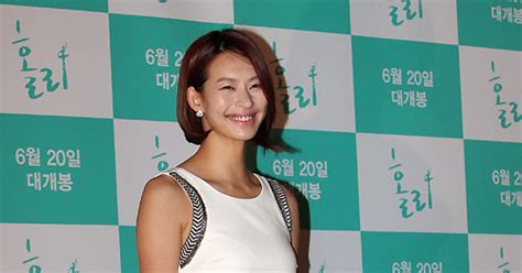 포토엔 정애연 몸매 라인 드러난 화이트 원피스