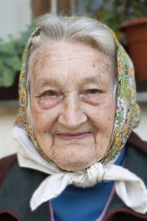 старая женщина портрета стоковое изображение изображение насчитывающей