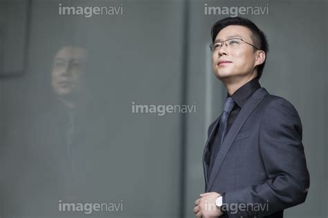 【ミドルの男性 30代 ビジネスマン 会社員 富裕層 熟慮 上品 昼】の画像素材18147269 写真素材ならイメージナビ