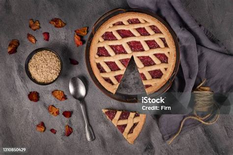 과일 보존과 땅콩을 얹은 오스트리아 전통 쇼트케이크 페이스트리인 린저 토르테라고 불리는 수제 파이의 최고 전망 린처토르테에 대한 스톡 사진 및 기타 이미지 Istock