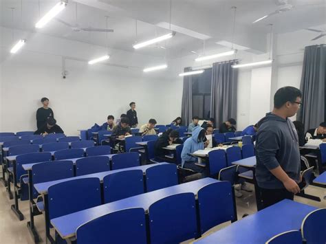 信息与网络工程学院开展2022级新生晚自习班风建设督查活动 安徽科技学院