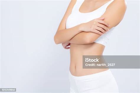 근접 촬영 아름 다운 아시아 여자 맞는 흰색 배경 셀 룰 라이트 나 칼로리 건강 및 웰빙 개념으로 슬림 모델 여자 무게에 고립