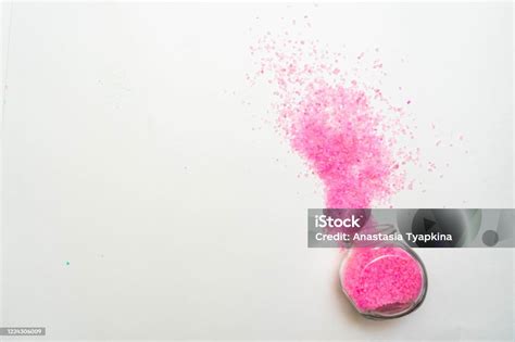 밝은 분홍색 목욕 소금이있는 투명 한 항아리 흰색 배경의 수평 사진입니다 개인 관리 및 스파 액세서리의 개념 은행은 그 편에