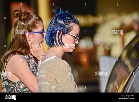 Femme Aux Cheveux Bleus Banque De Photographies Et Dimages à Haute