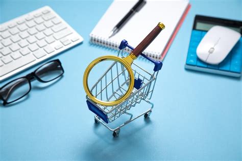 Carro De Compras Con Teclado De Computadora Y Objetos Comerciales