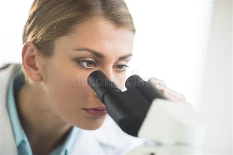 Scienziato Femminile Using Microscope Fotografia Stock Immagine Di