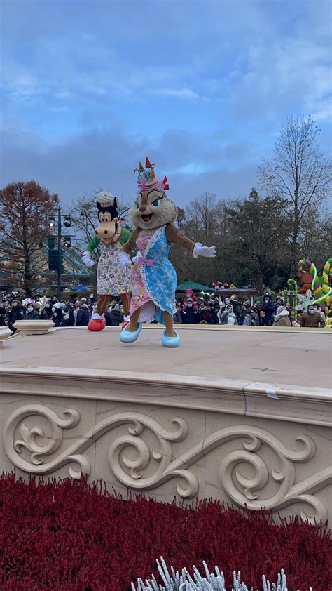 Mickeys Dazzling Christmas Parade Viewing Tips Character Guide